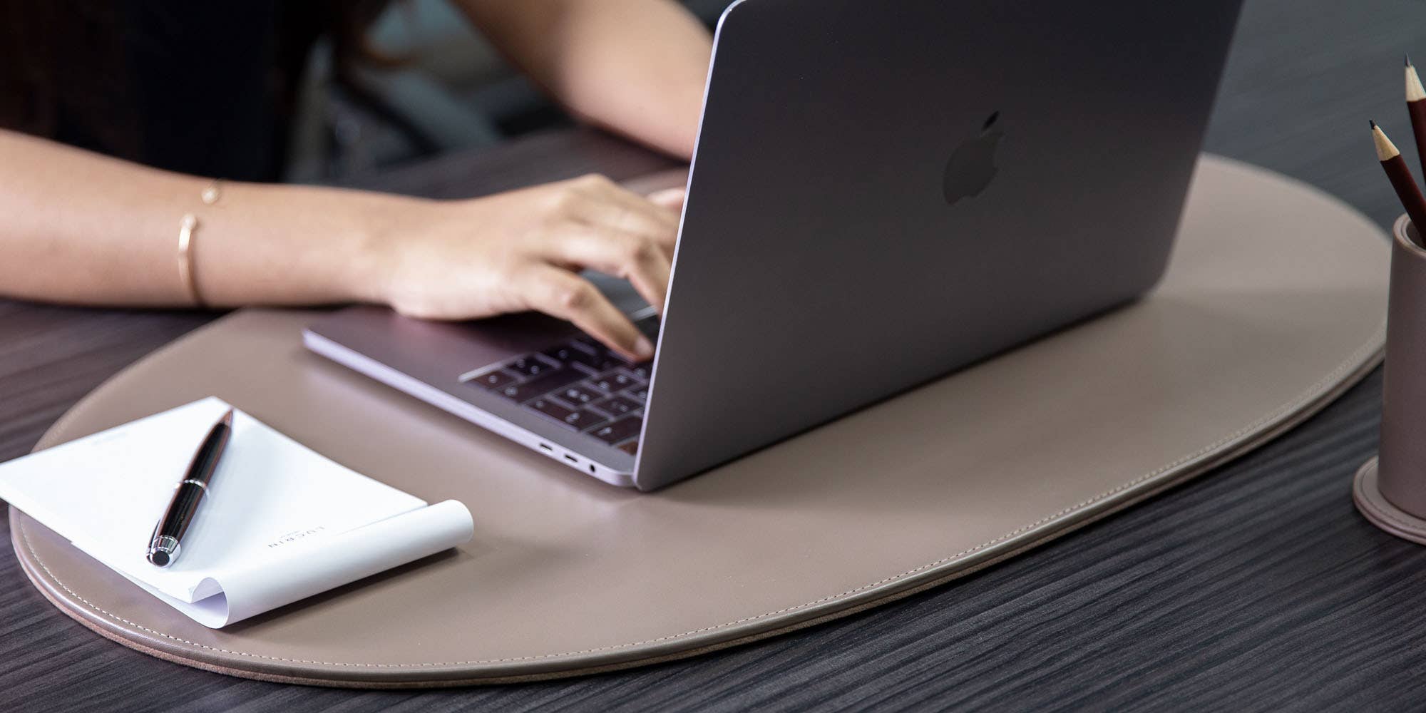 Cartapacio en cuero grande de forma ovalada (65 x 40 cm)